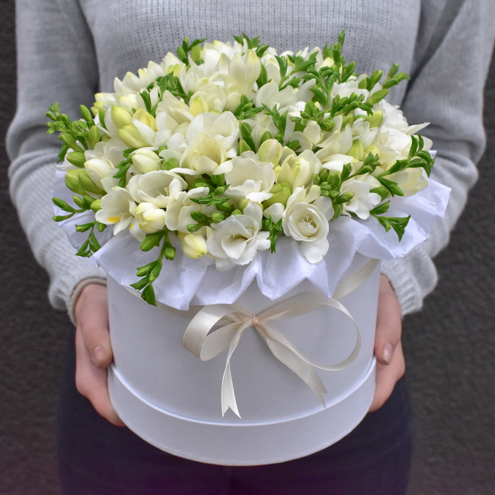 Frezijų dėžutė „Vienspalvis linkėjimas“ | Pristatome Gėles